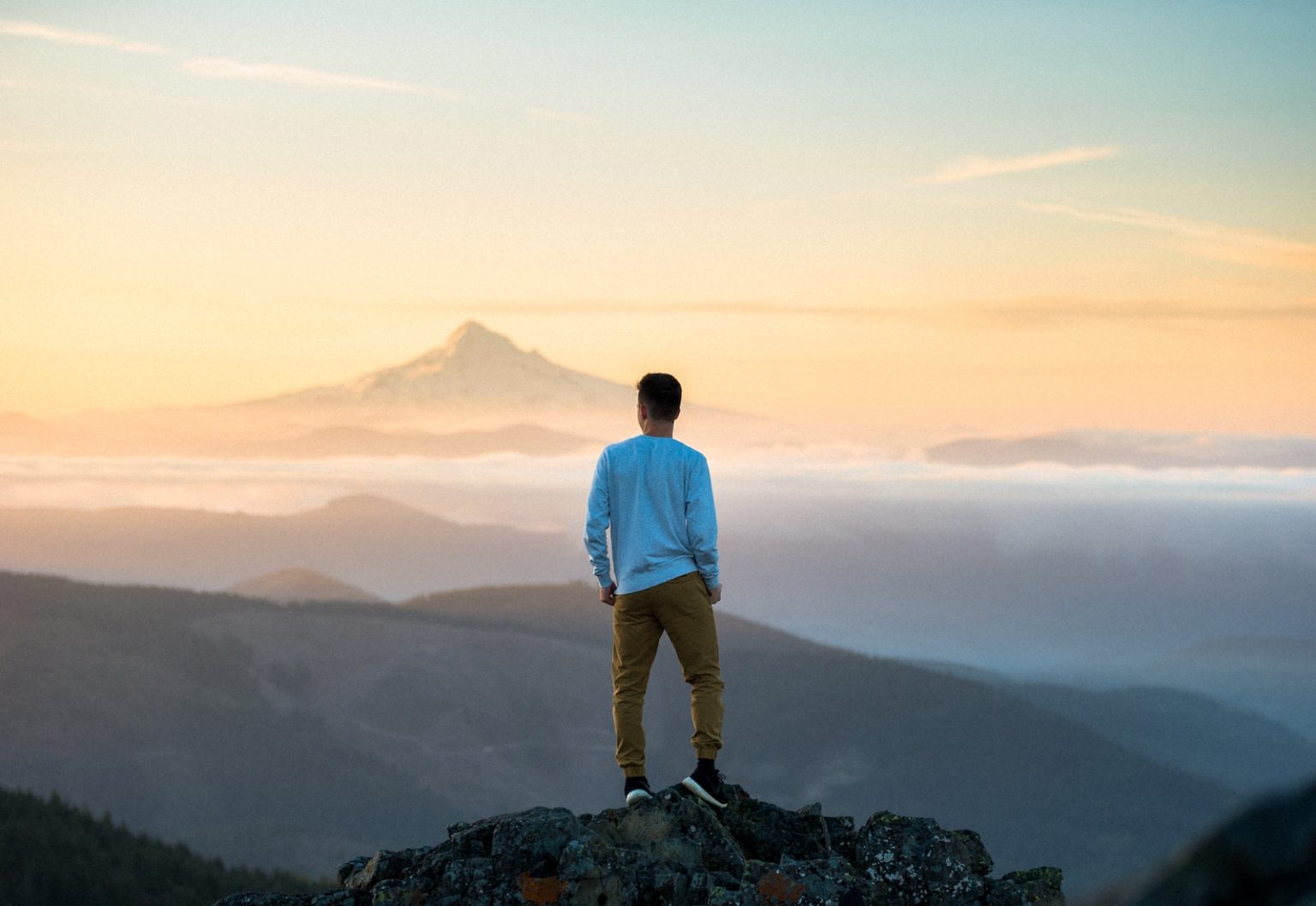 Pourquoi il me regarde de loin ? 10 significations - Amour Pour La Vie